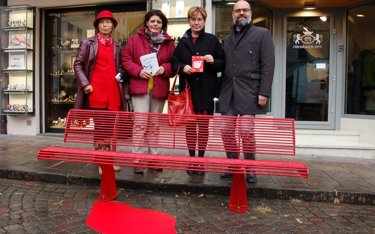 BOLZANO. UNA PANCHINA ROSSA PER DIRE NO ALLA VIOLENZA SULLE DONNE ...